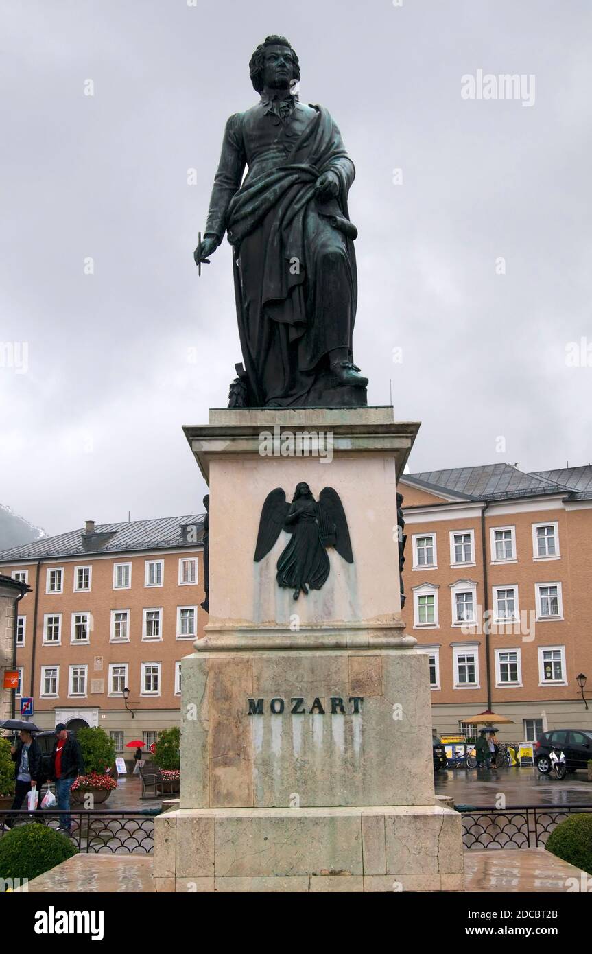 Mozart Monument In Mozartplatz Salzburg Austria Stock Photo - Alamy