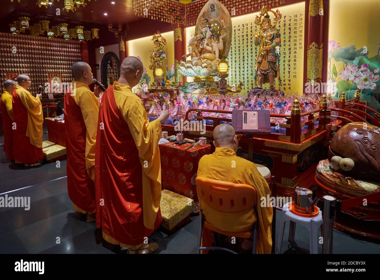 Buddhist priests conducting prayers at Buddha Tooth Relic Temple and ...