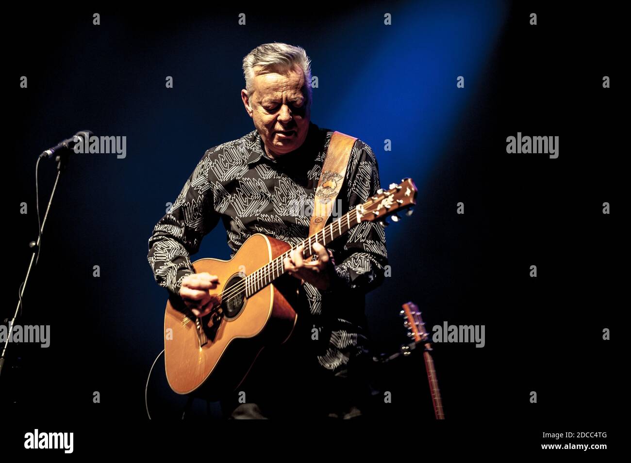 Tommy emmanuel acoustic guitar hi-res stock photography and images - Alamy