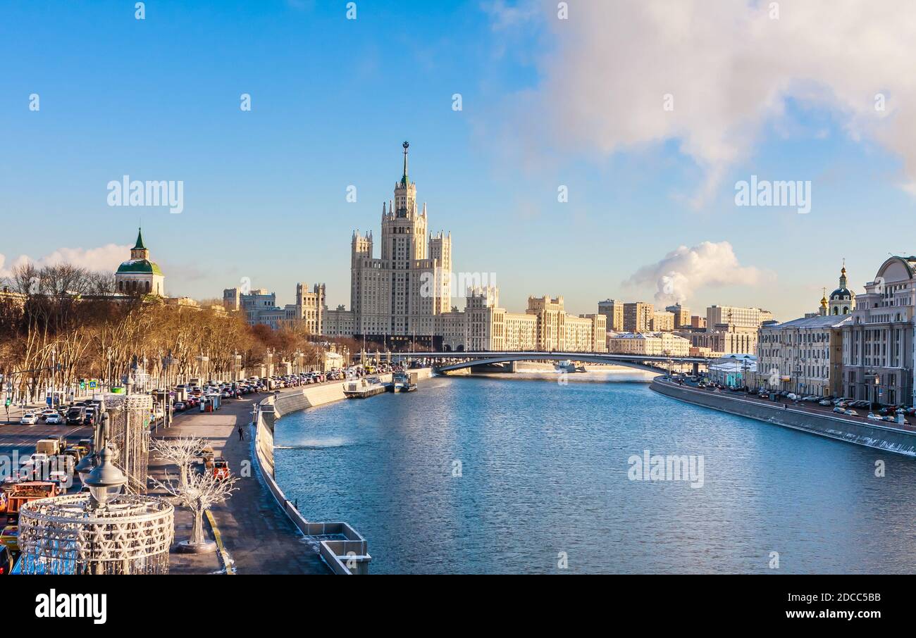 Moskvoretskaya and Raushskaya embankments and high-rise building on ...