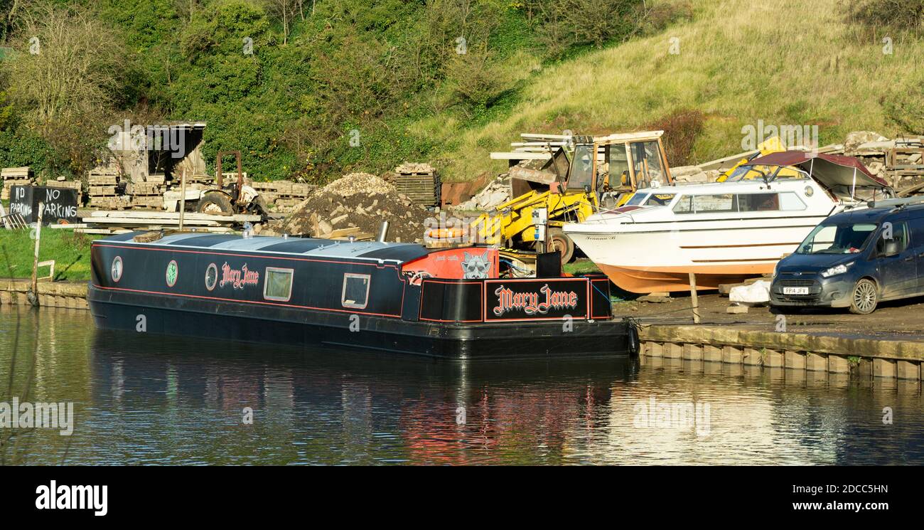 Wide beam barge moored up Stock Photo - Alamy