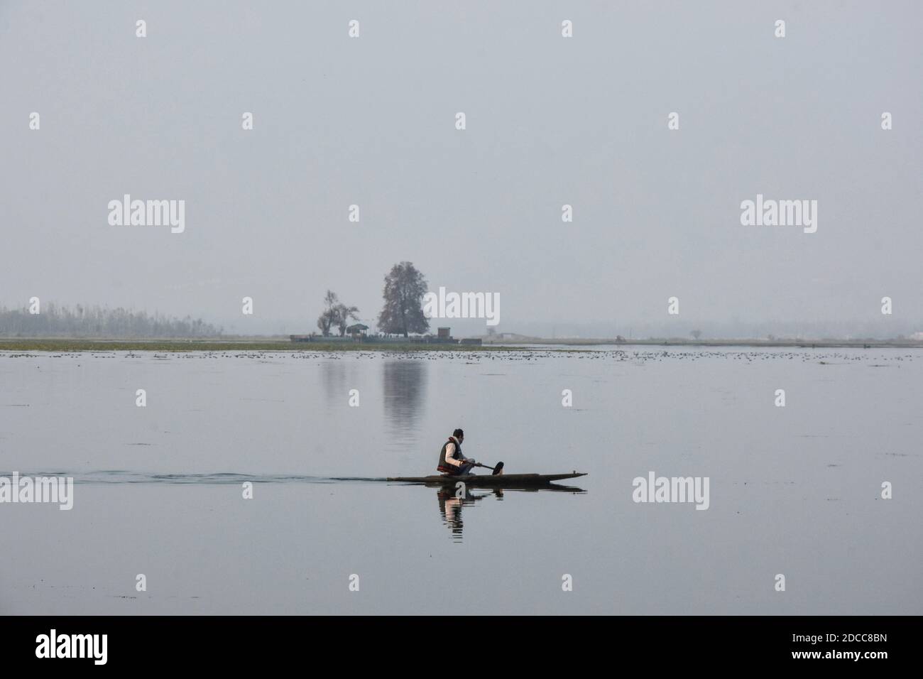 Kashmiri boatmen rows hi-res stock photography and images - Alamy