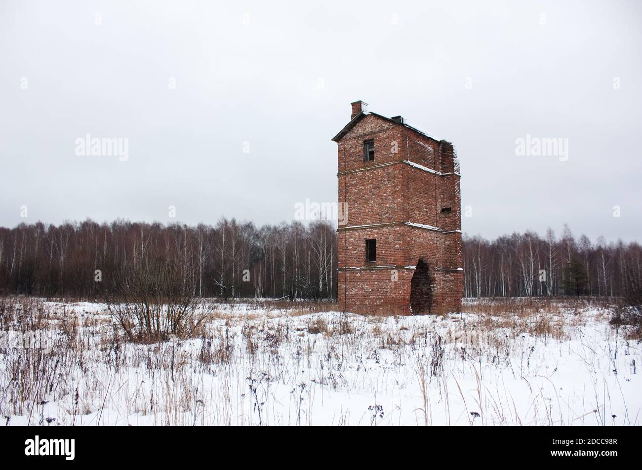 Old abandoned house in field hi-res stock photography and images - Alamy
