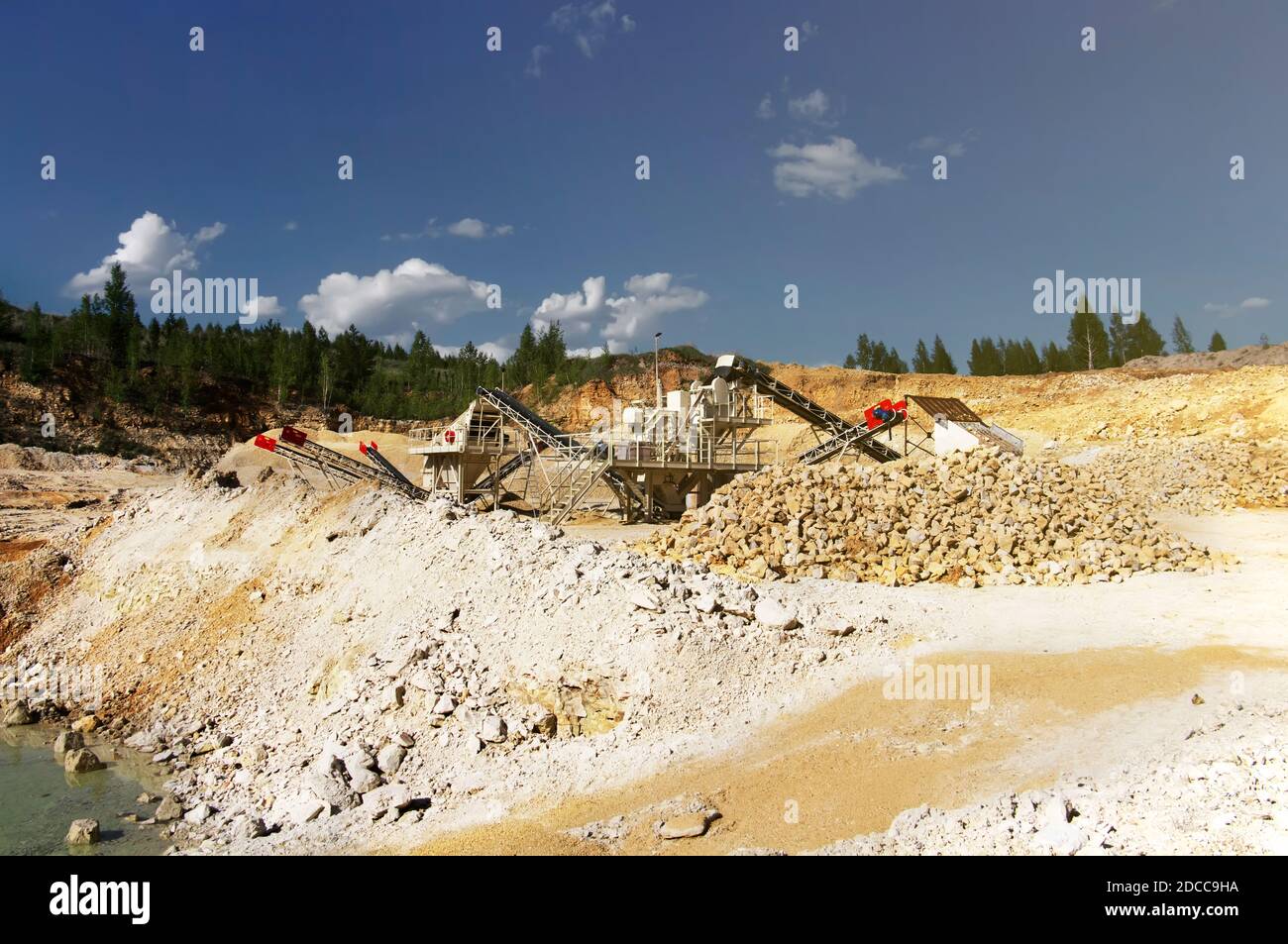 Gravel quarry crushing machine hi-res stock photography and images - Alamy