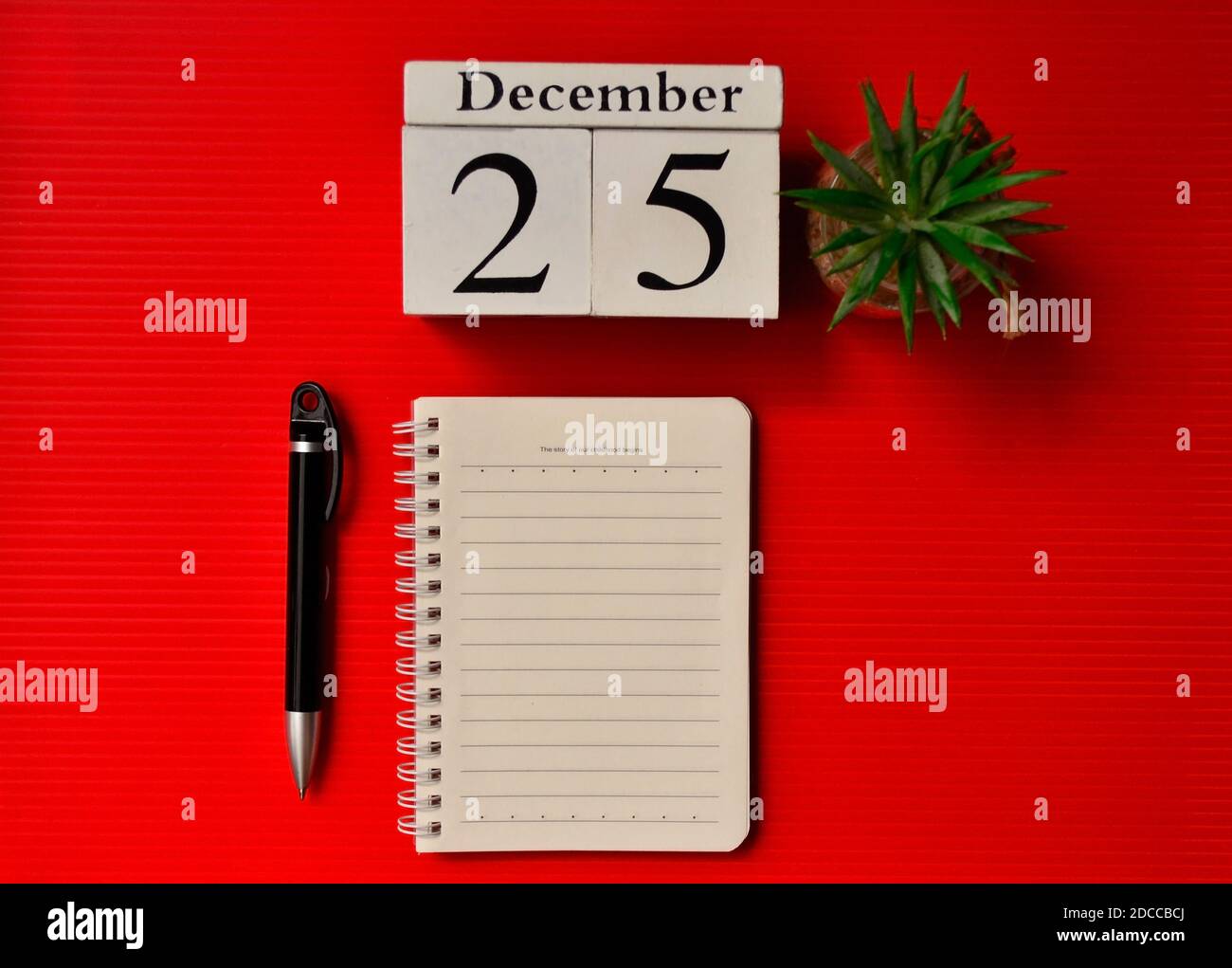 Notepad with white cube and red background. Merry Christmas concept ...