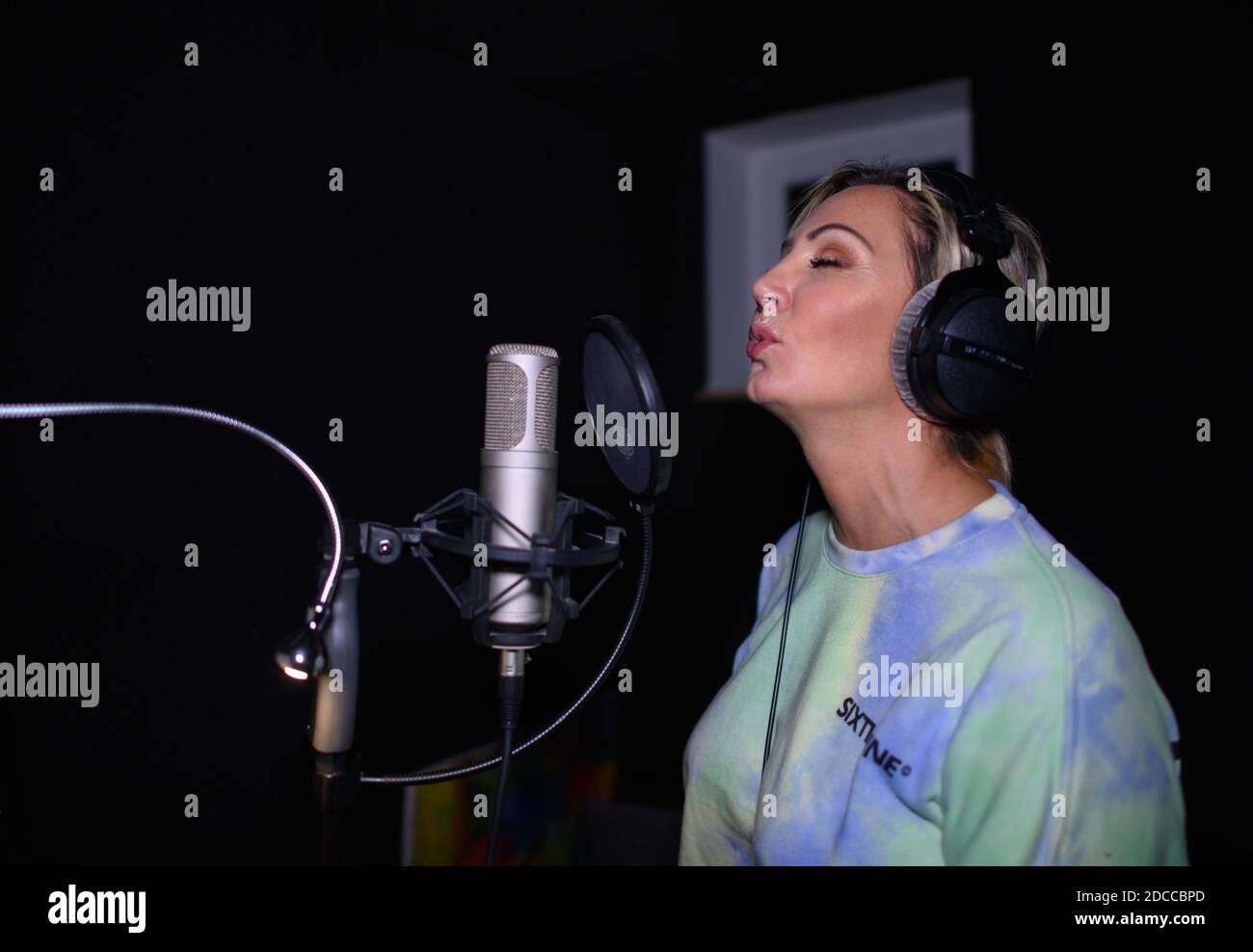 Dresden, Germany. 20th Nov, 2020. Schlager singer Tanja Lasch sings her ...