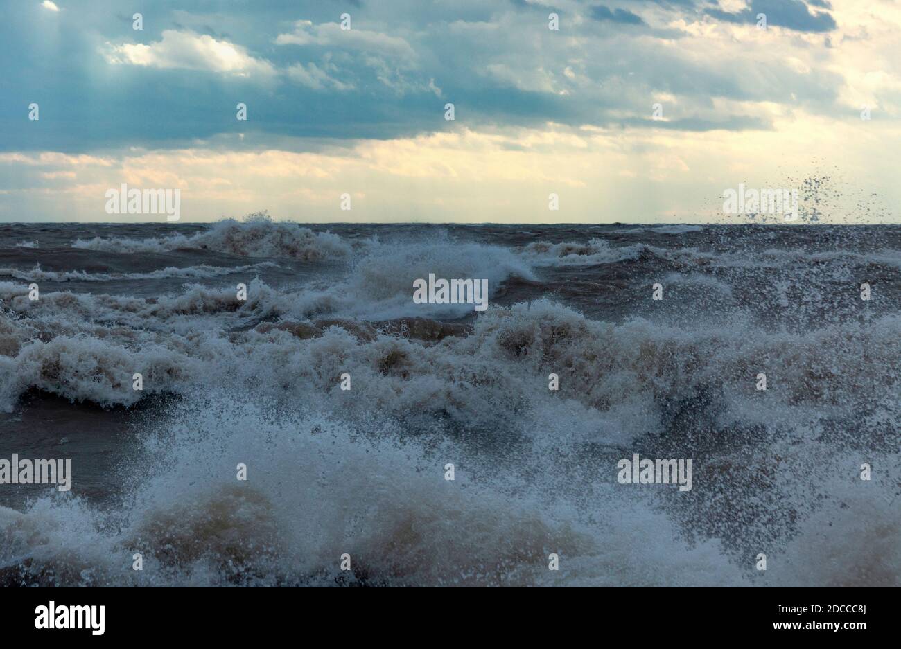 Waves on great lakes hi-res stock photography and images - Alamy