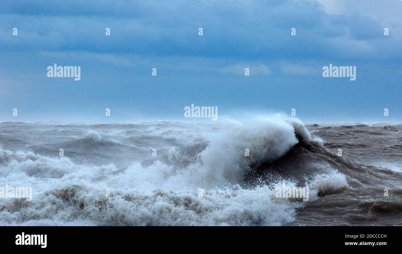 Lake ontario wave hi-res stock photography and images - Alamy