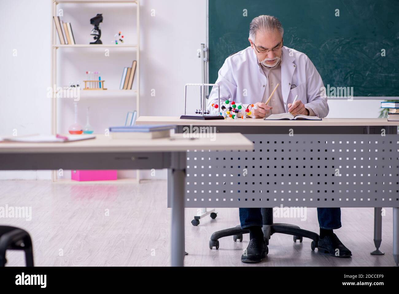 Old man reading book scientist hi-res stock photography and images - Alamy