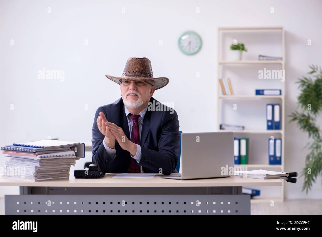 Texas mature man cowboy hat hi-res stock photography and images - Alamy