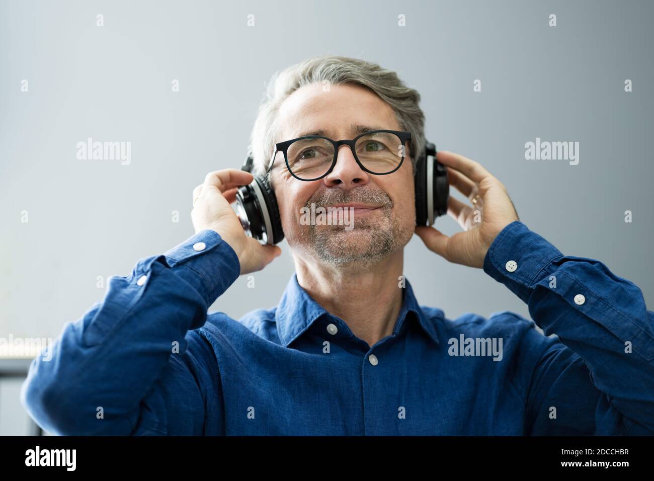 Person music hi-res stock photography and images - Alamy