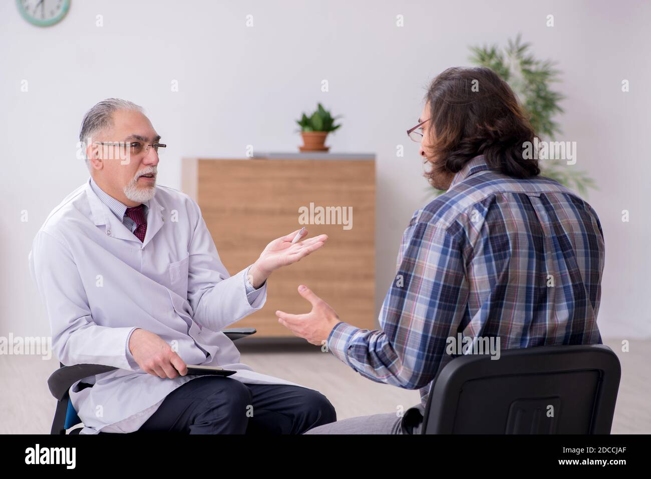Doctor visiting patient in the hospital ward Stock Photo - Alamy