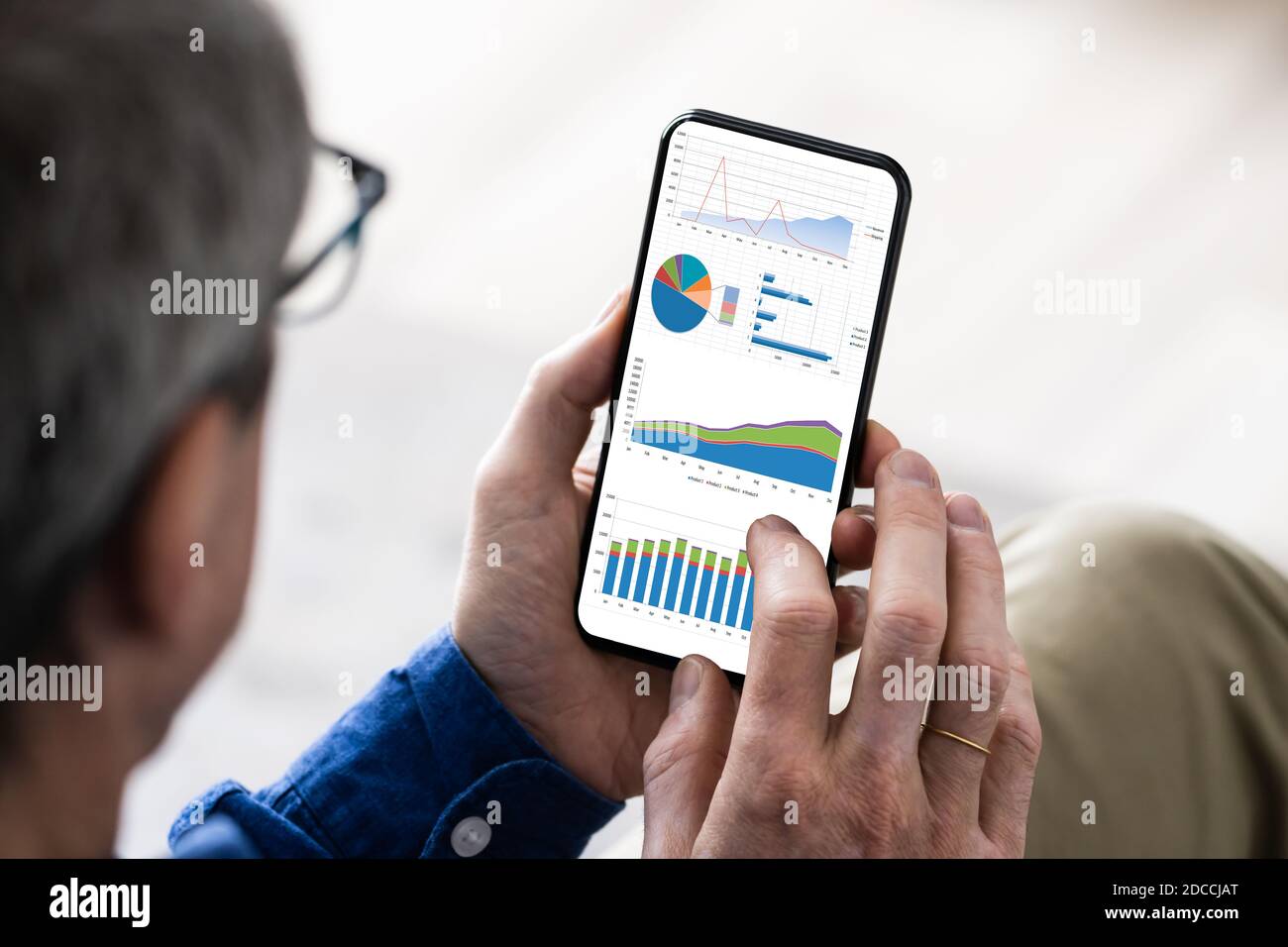 Mobile analysis hi-res stock photography and images - Alamy