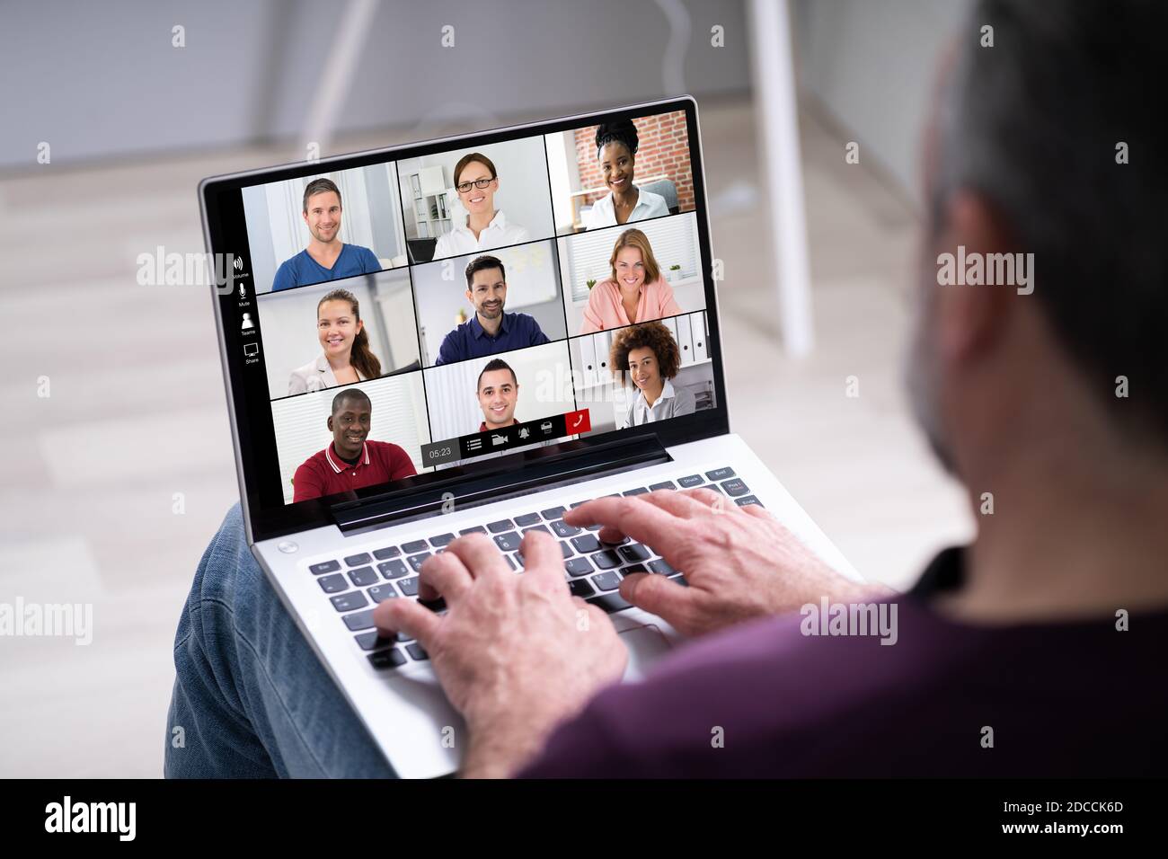 Video call meeting hi-res stock photography and images - Alamy