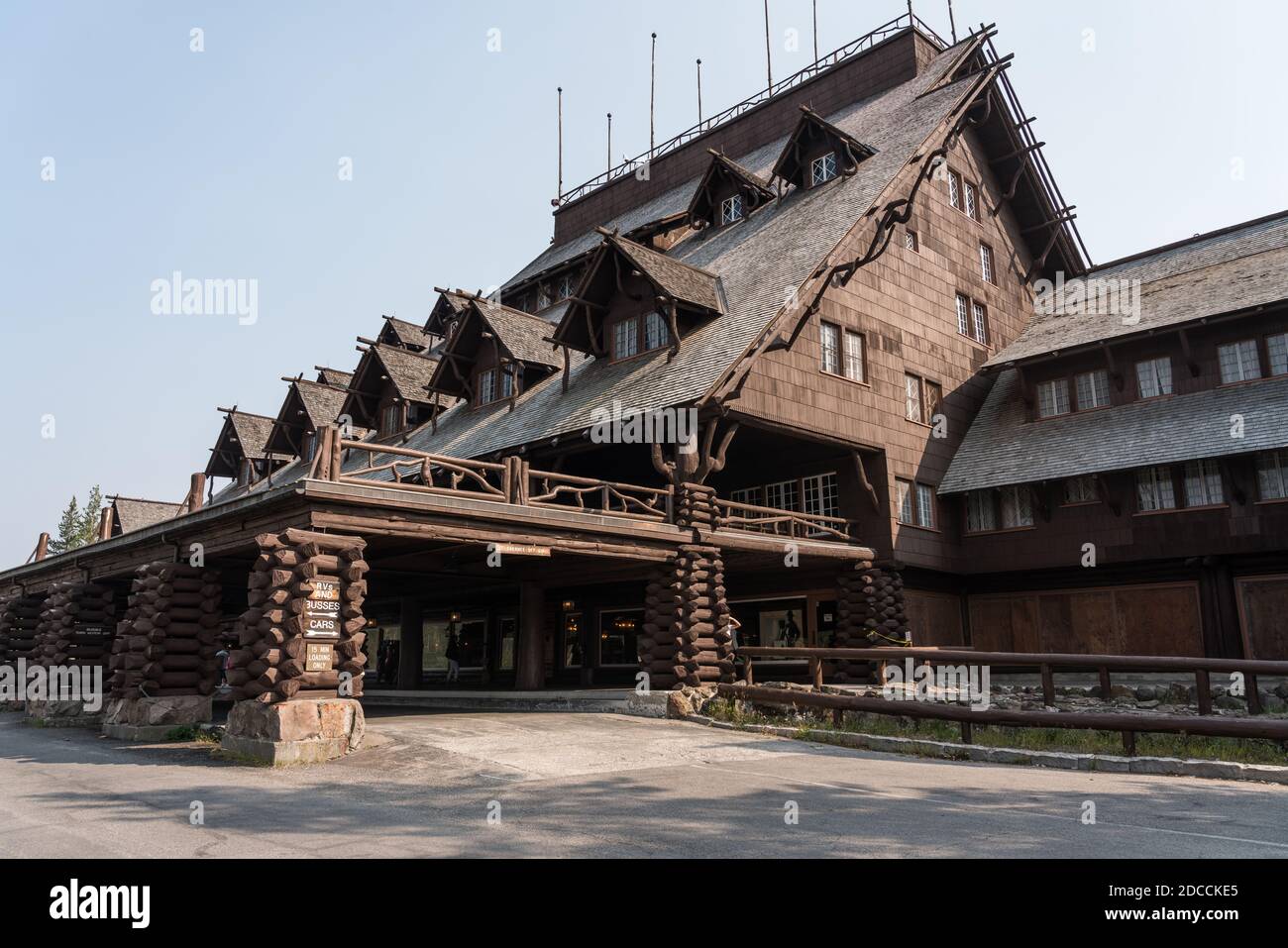 Old faithful inn timber architecture hi-res stock photography and ...