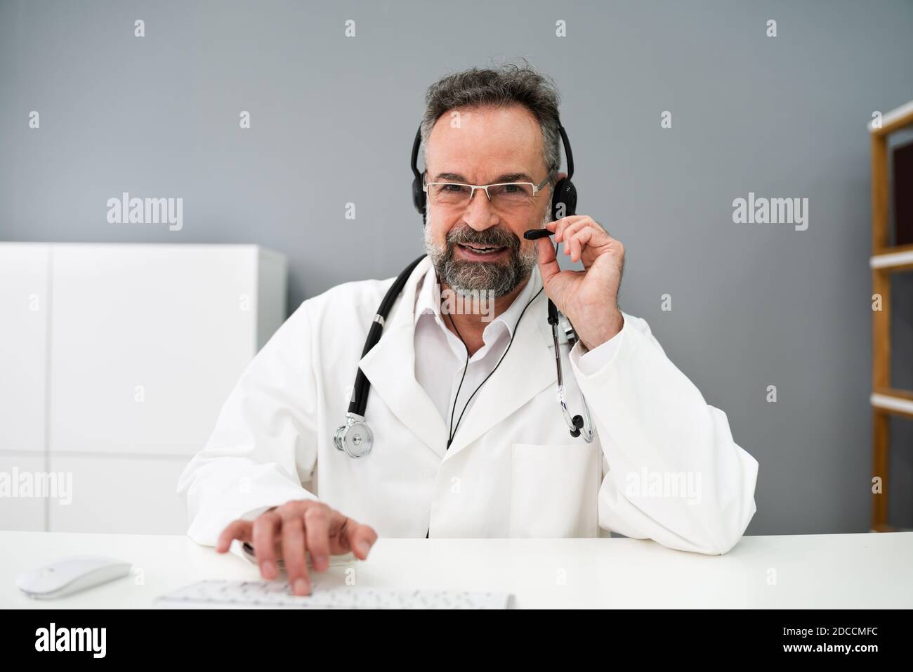 Doctor computer headphones hi-res stock photography and images - Alamy