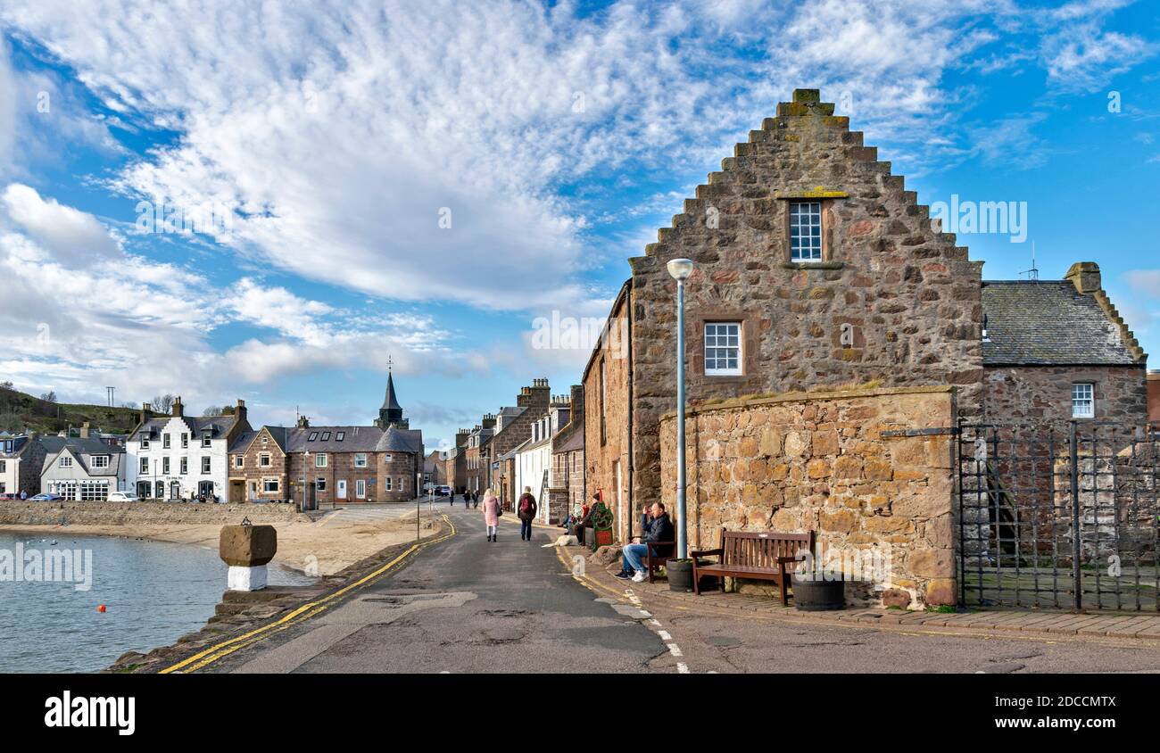 STONEHAVEN ABERDEENSHIRE SCOTLAND HARBOUR AREA PEOPLE SITTING OUTSIDE ...