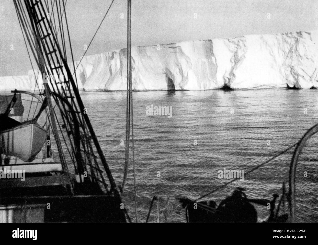 Australasian Antarctic Expedition, Barrier Cliffs Stock Photo - Alamy