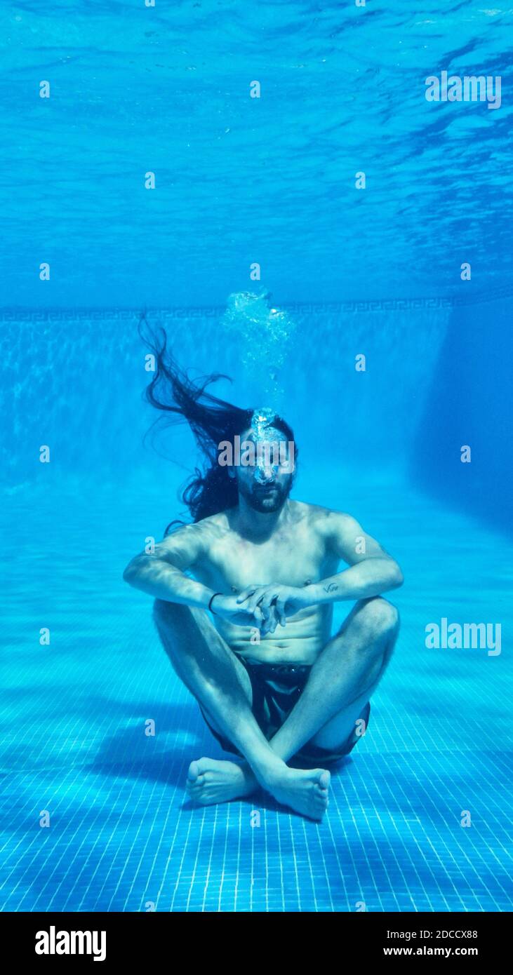 man under water in pool Stock Photo - Alamy