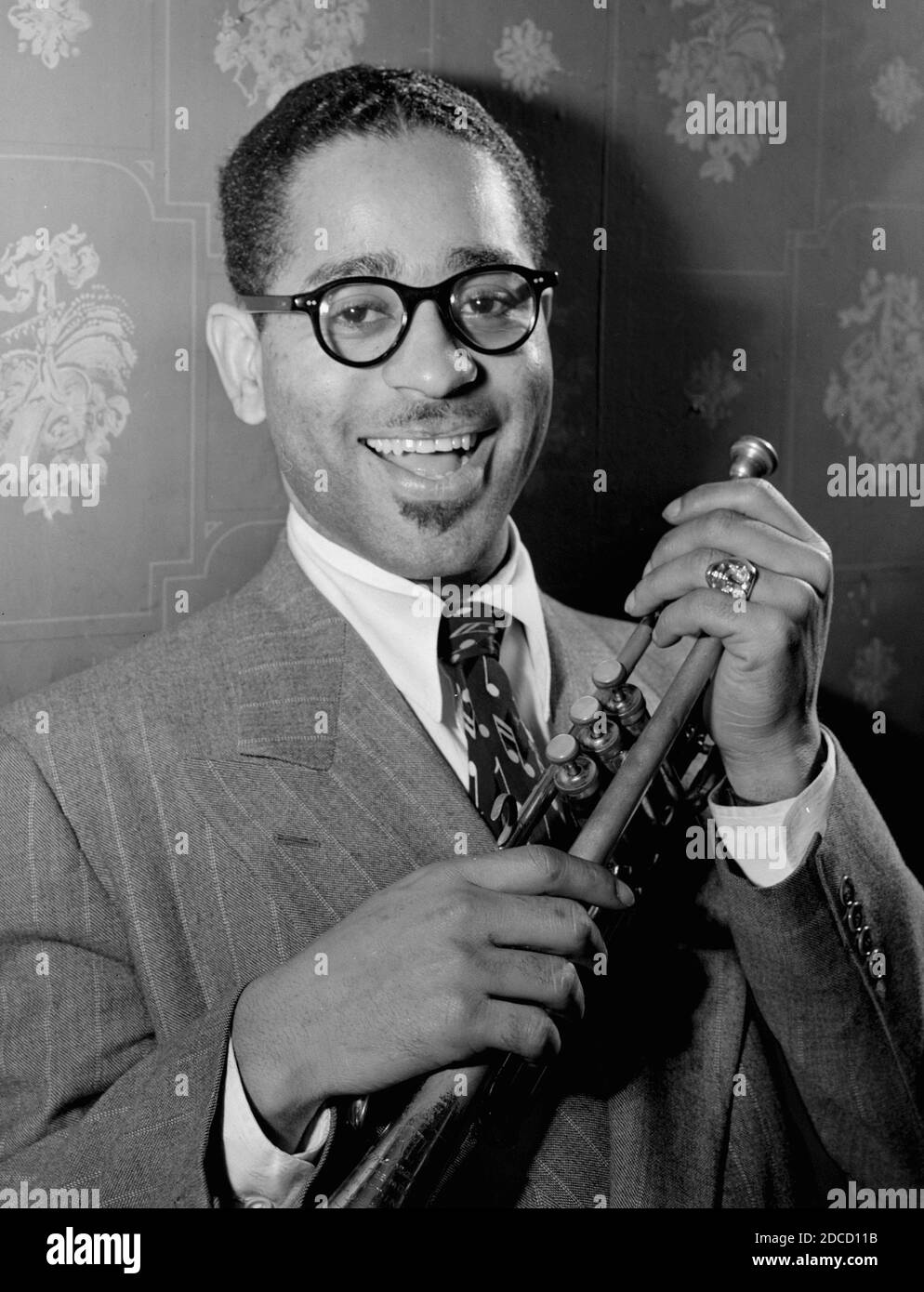 Dizzy gillespie with trumpet Black and White Stock Photos & Images - Alamy