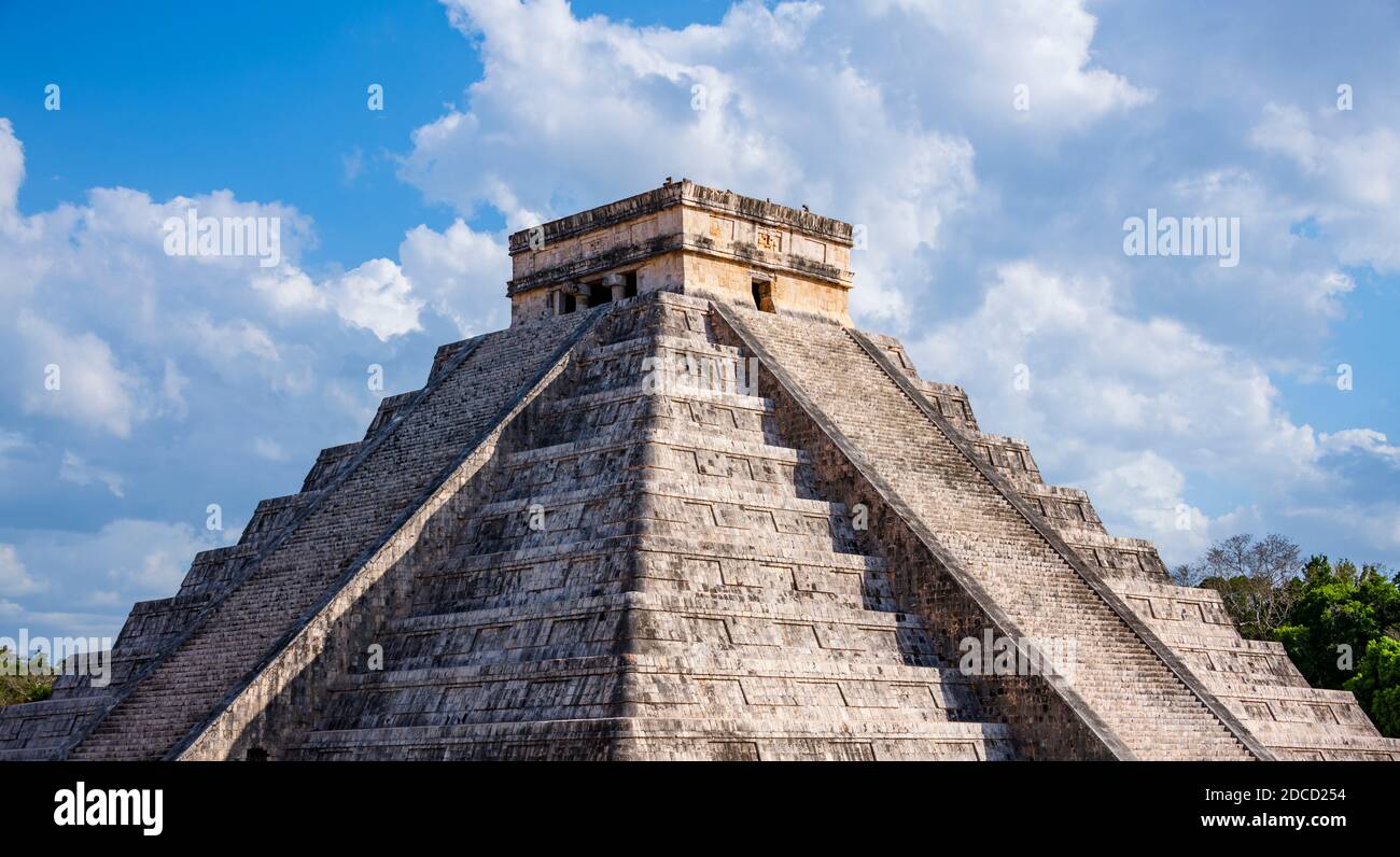 Pyramid kukulcan el castillo hi-res stock photography and images - Alamy