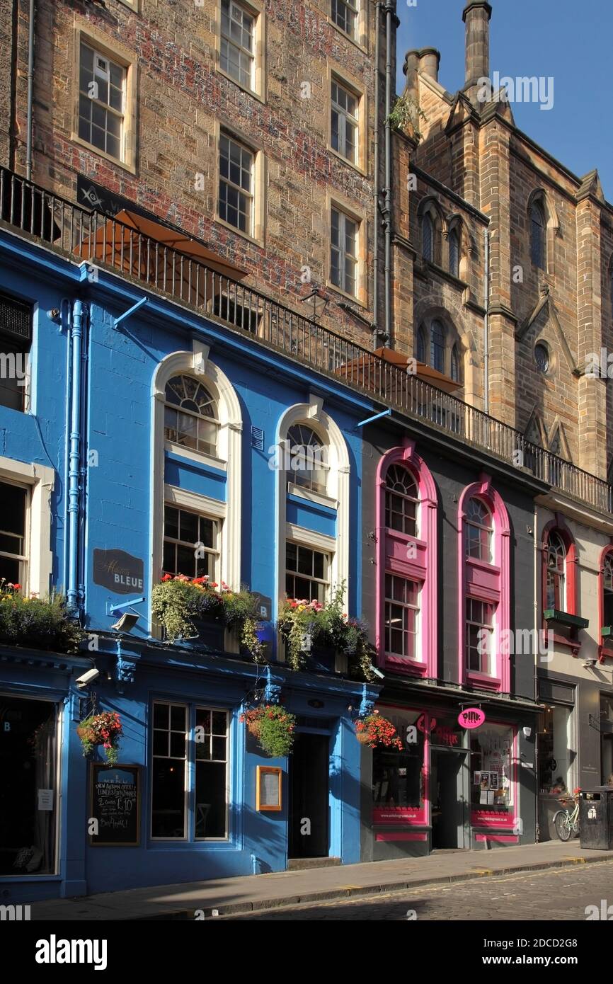 Shops and bars in Victoria Street, Edinburgh, Scotland Stock Photo - Alamy