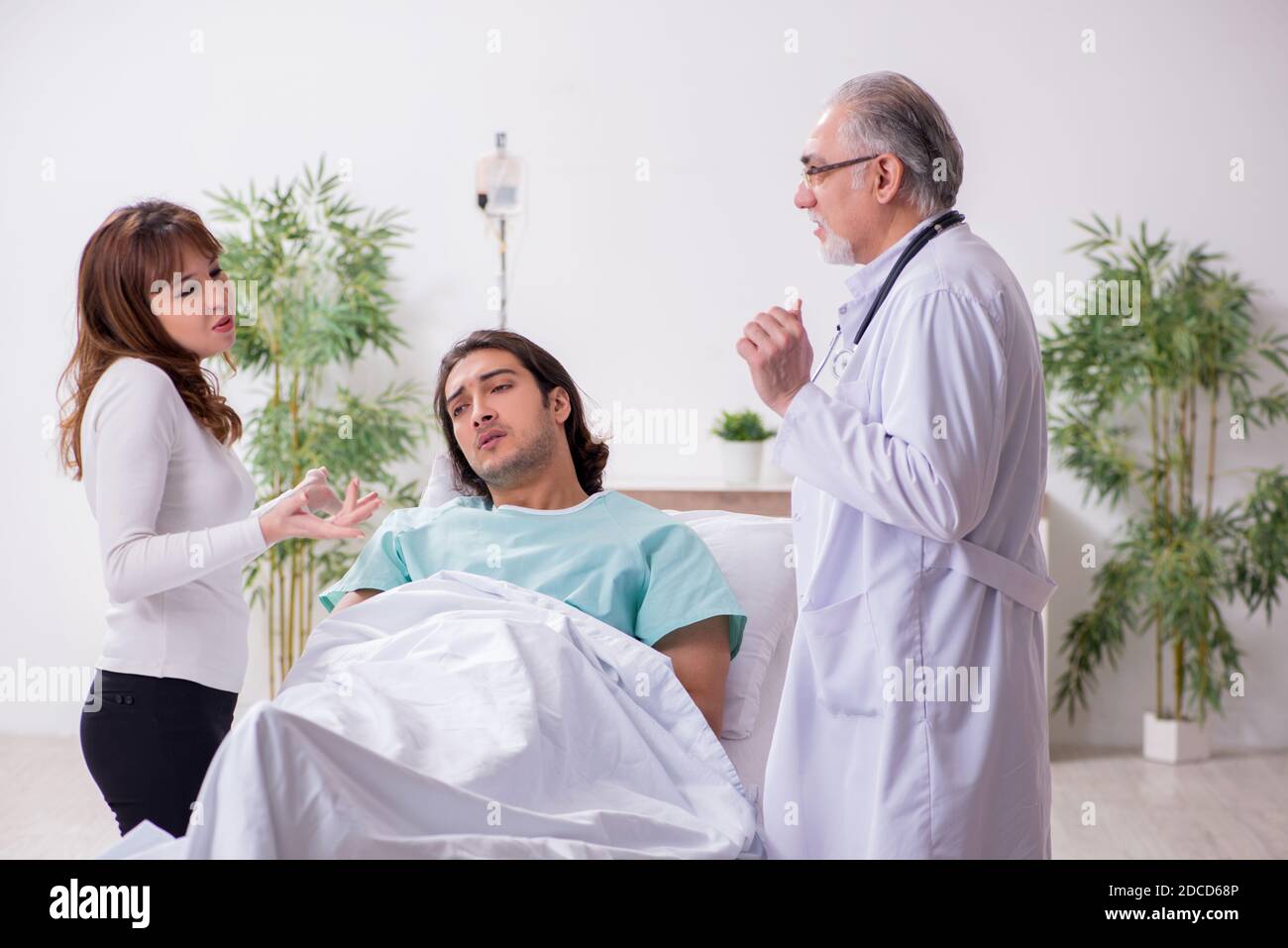 Young family at the hospital ward Stock Photo - Alamy