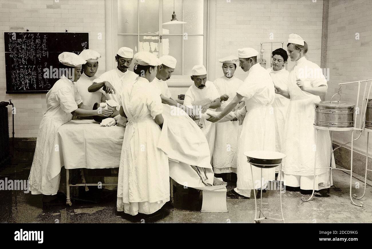 Female army doctor hi-res stock photography and images - Alamy