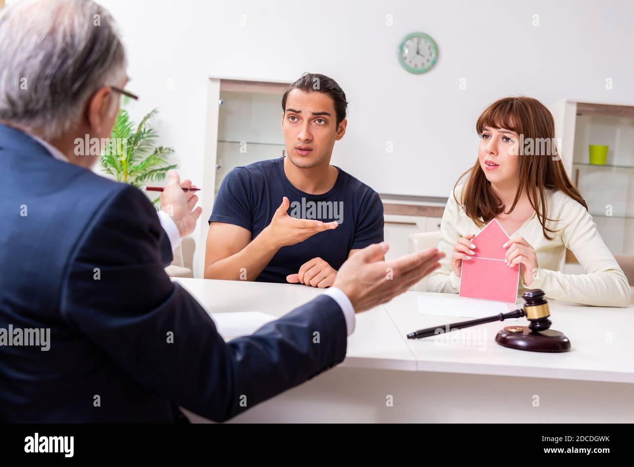 Lawyer talking to divorcing couple at the home Stock Photo - Alamy