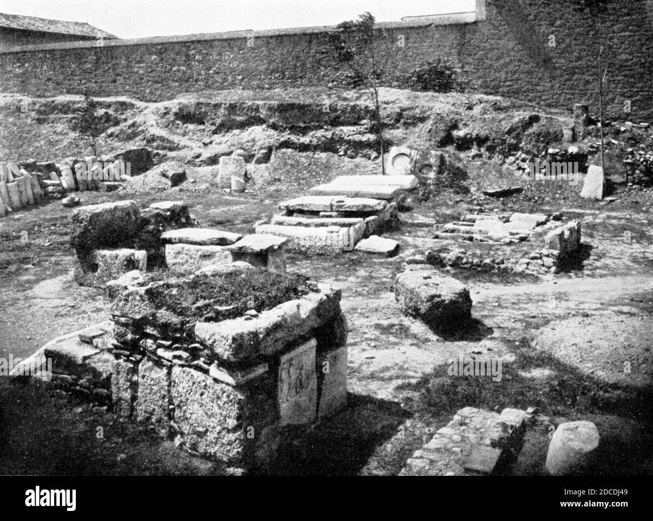Kerameikos Podium und Eschara im Hekate-Temenos (Der Friedhof am ...