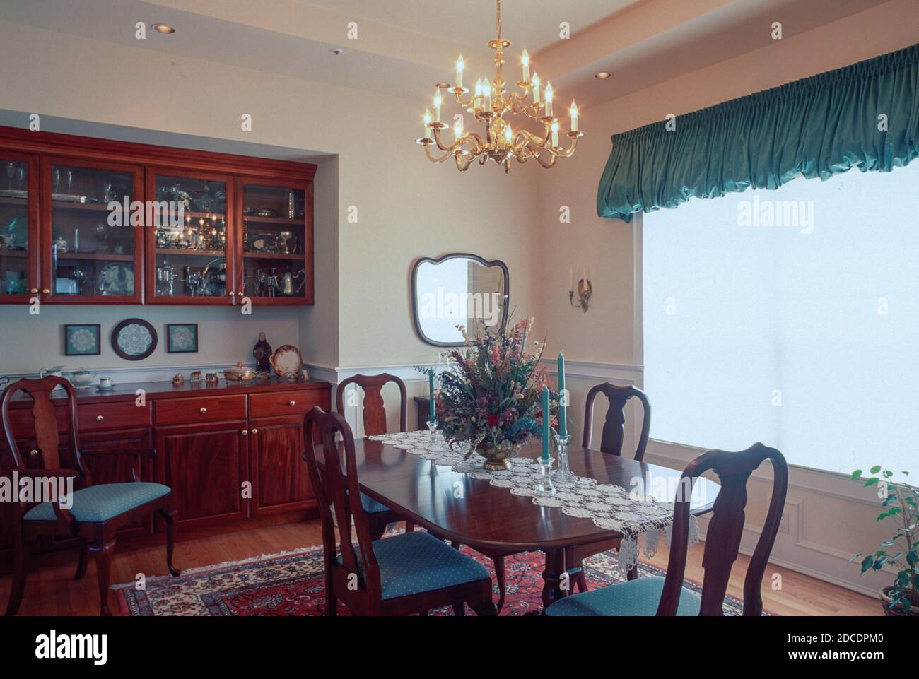1990s home with chandelier hi-res stock photography and images - Alamy
