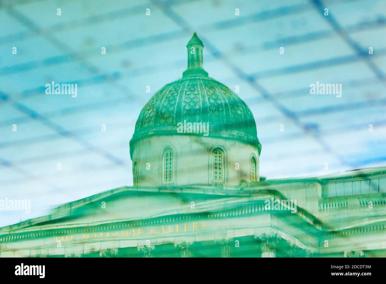 Watery reflection of The National Gallery in the fountain pools of ...