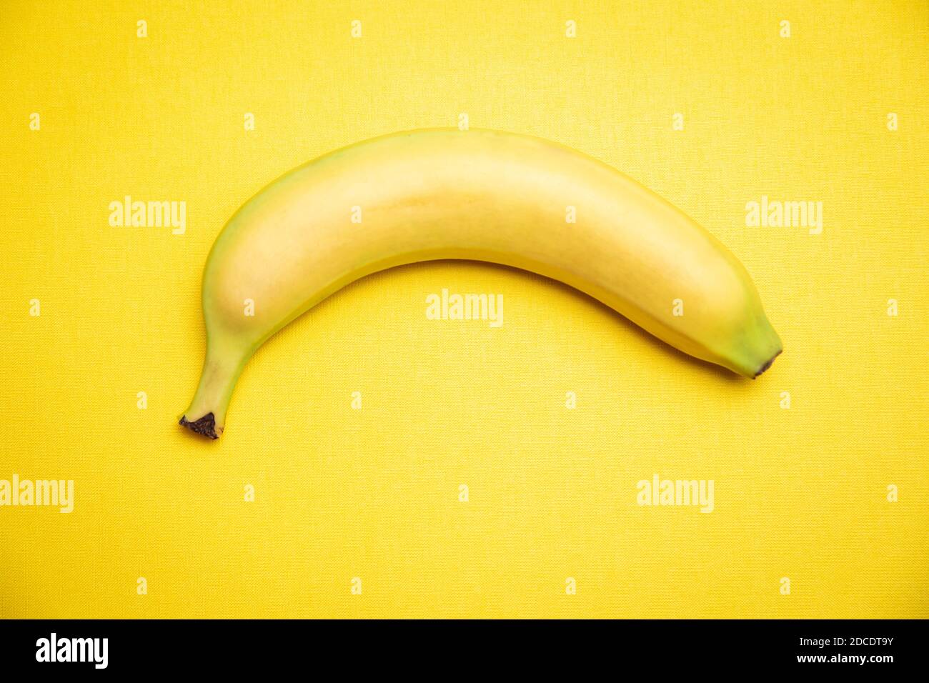 One yellow banana hi-res stock photography and images - Alamy