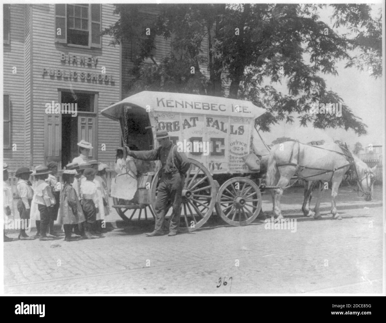 Ice wagon horse hi-res stock photography and images - Alamy