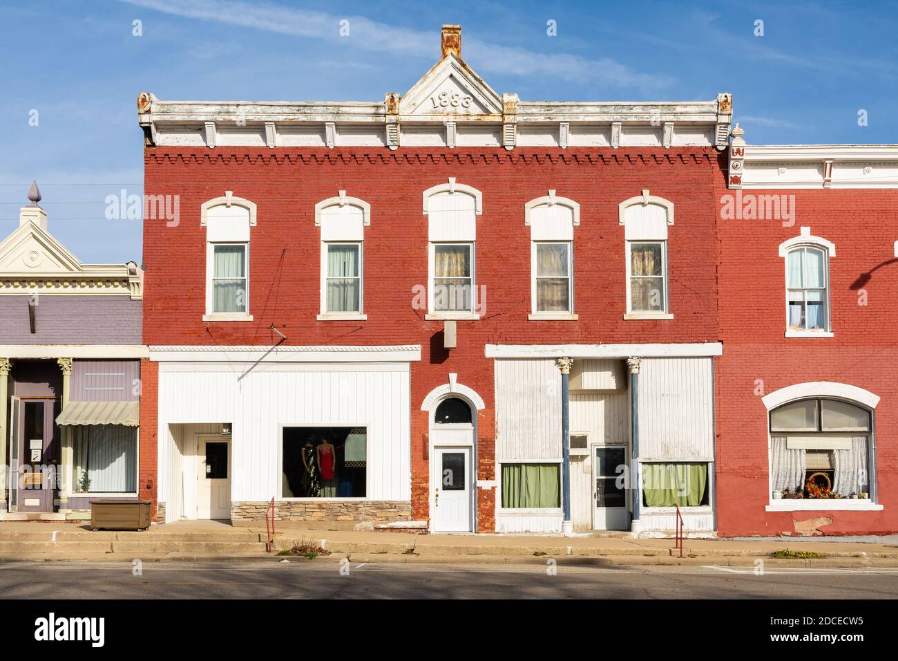 Small town square downtown brick buildings hi-res stock photography and ...