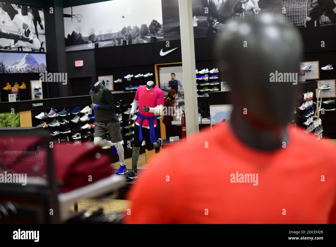 Dick's sporting goods employee hi-res stock photography and images - Alamy