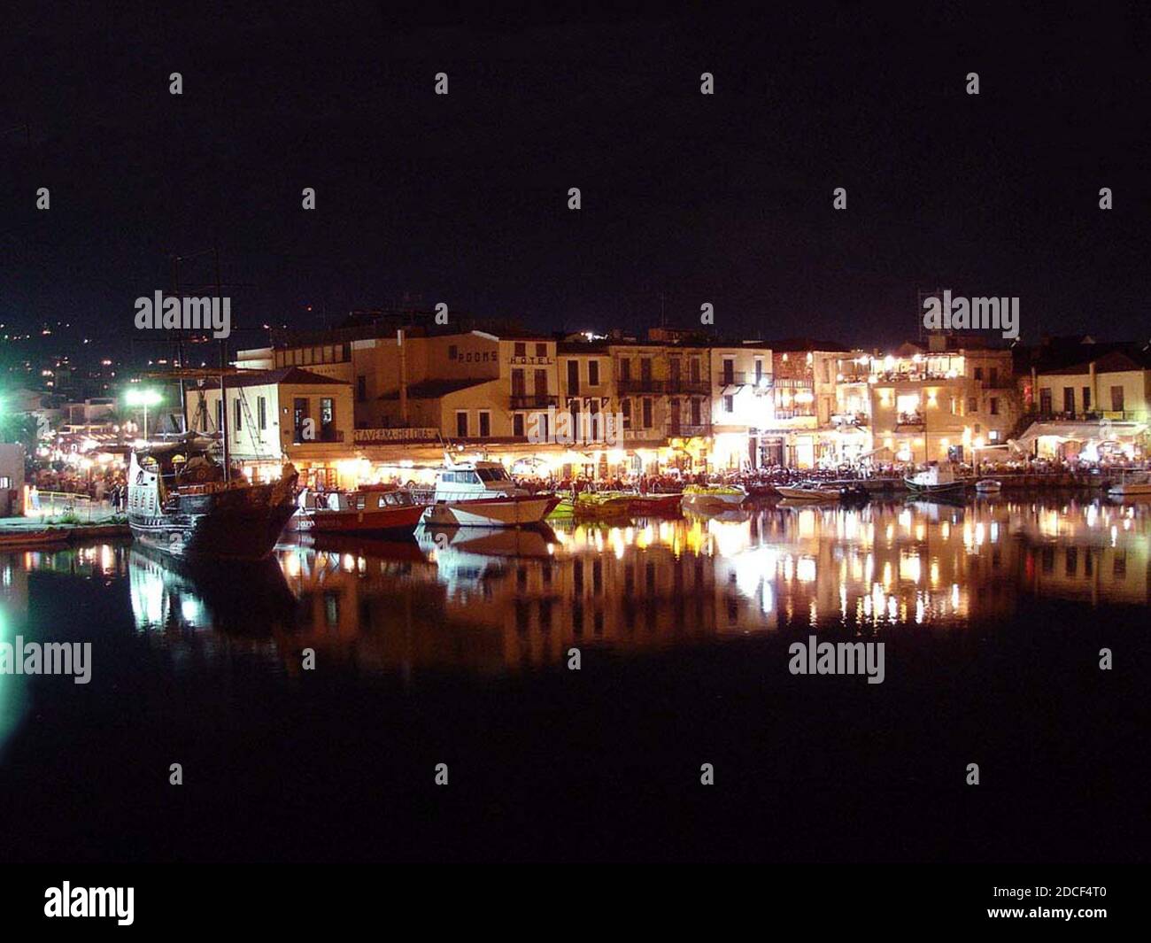 Crète, ville de Réthymnon, le port et ses petits restaurants Stock ...