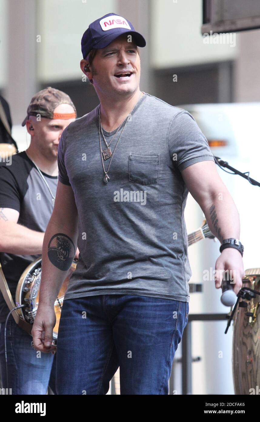 Jerrod Niemann performing on "FOX & Friends" All-American Summer ...