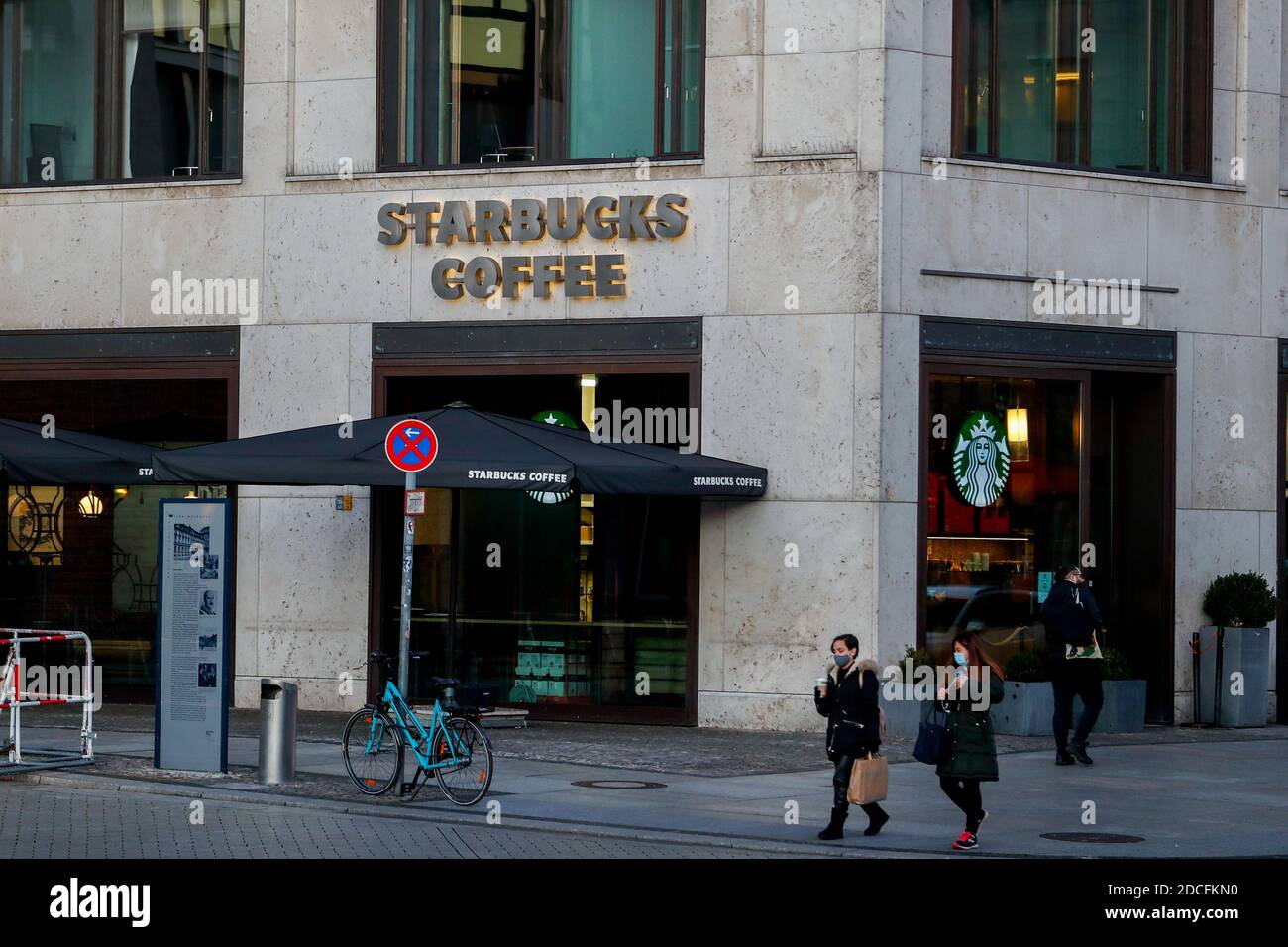 Celebrity drinking starbucks hi-res stock photography and images - Alamy