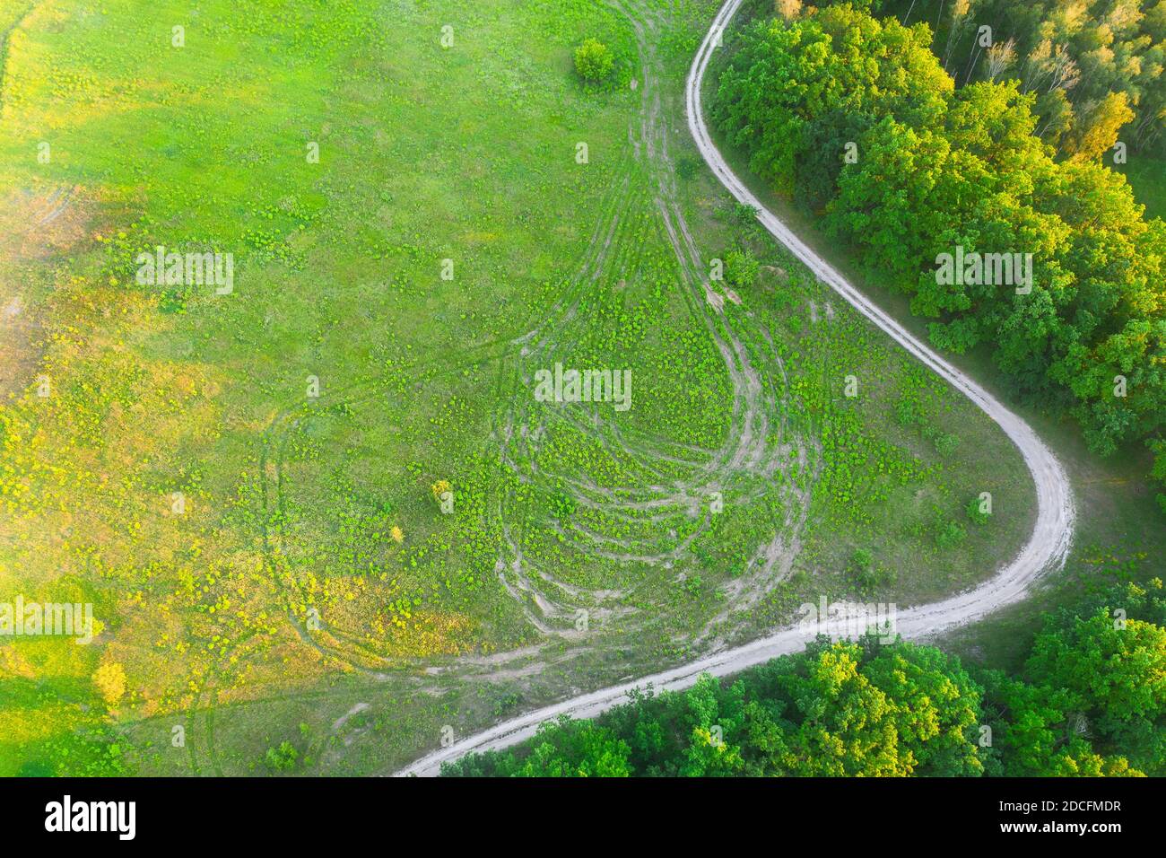 Curved lawn edge hi-res stock photography and images - Alamy