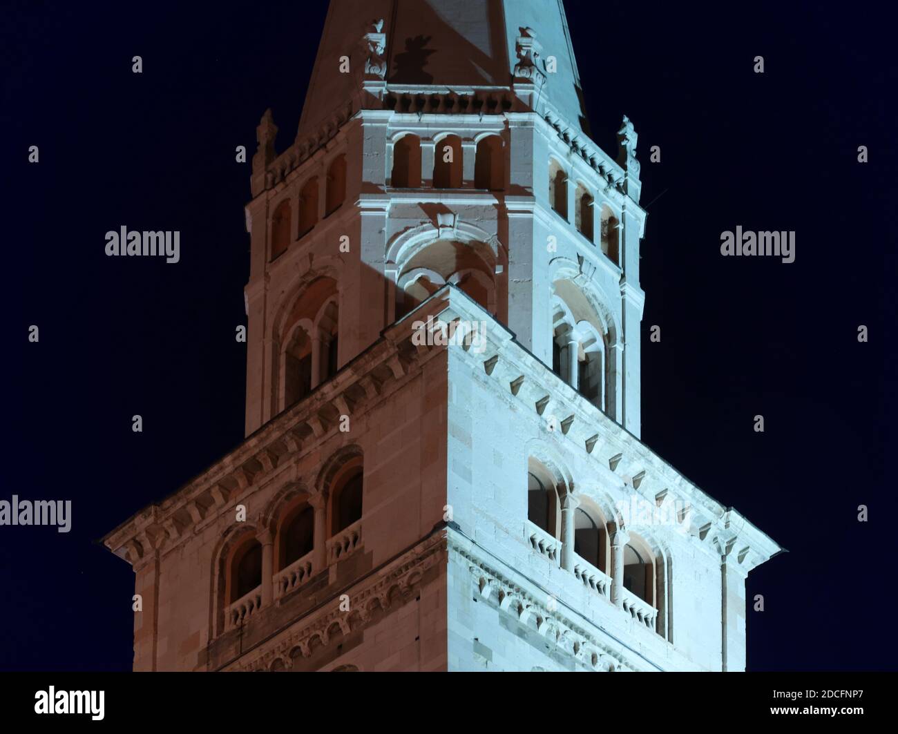 Modena, night view Ghirlandina tower, Unesco world heritage site ...