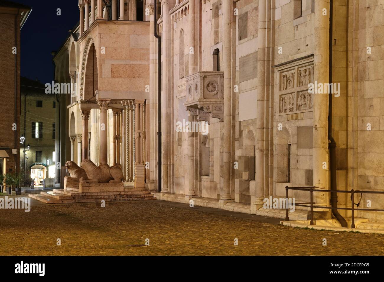 Modena, night view detail of the cathedral, Unesco world heritage site ...