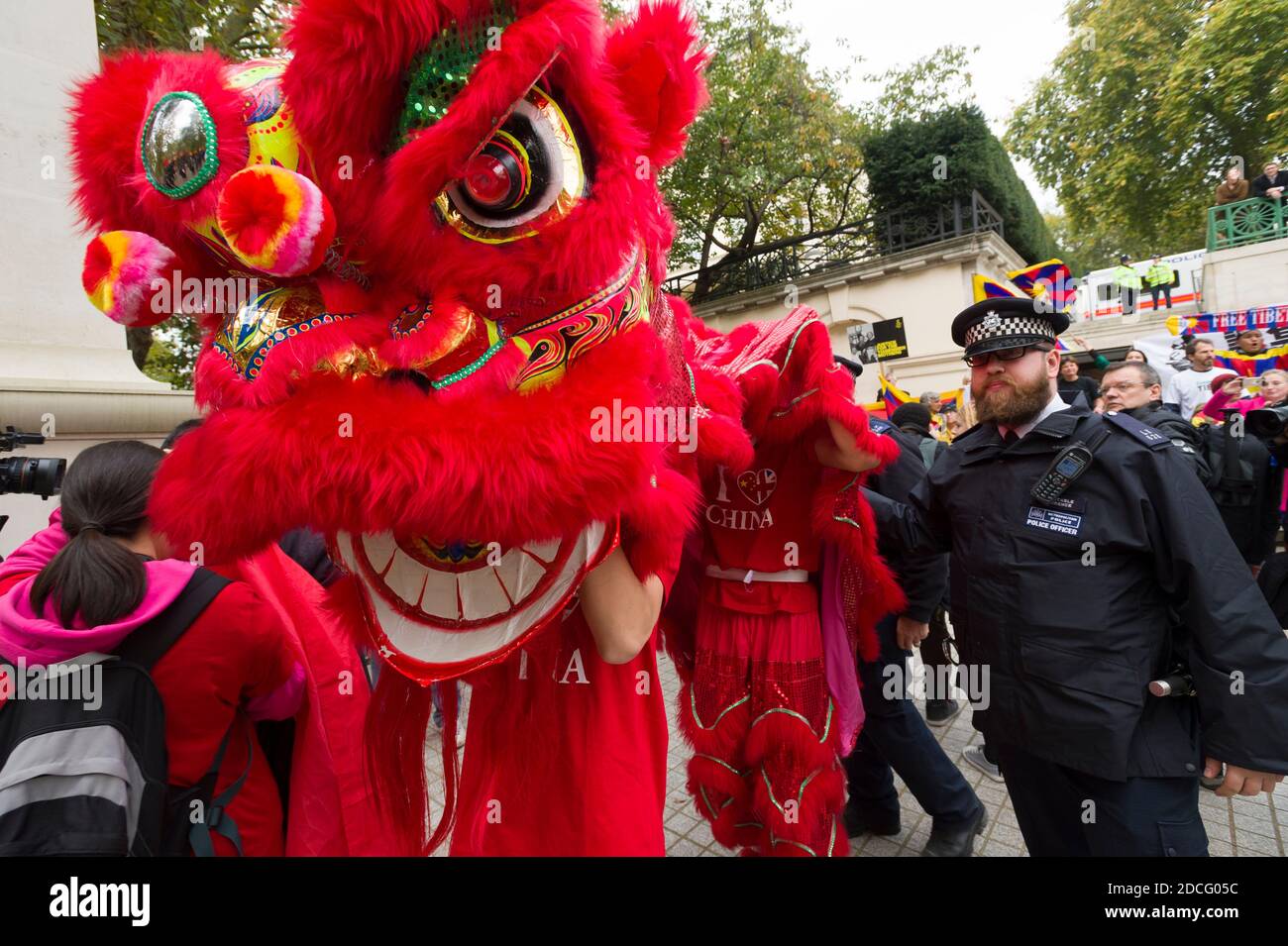 Supporters of China welcoming Chinese President Xi Jinping on the first ...