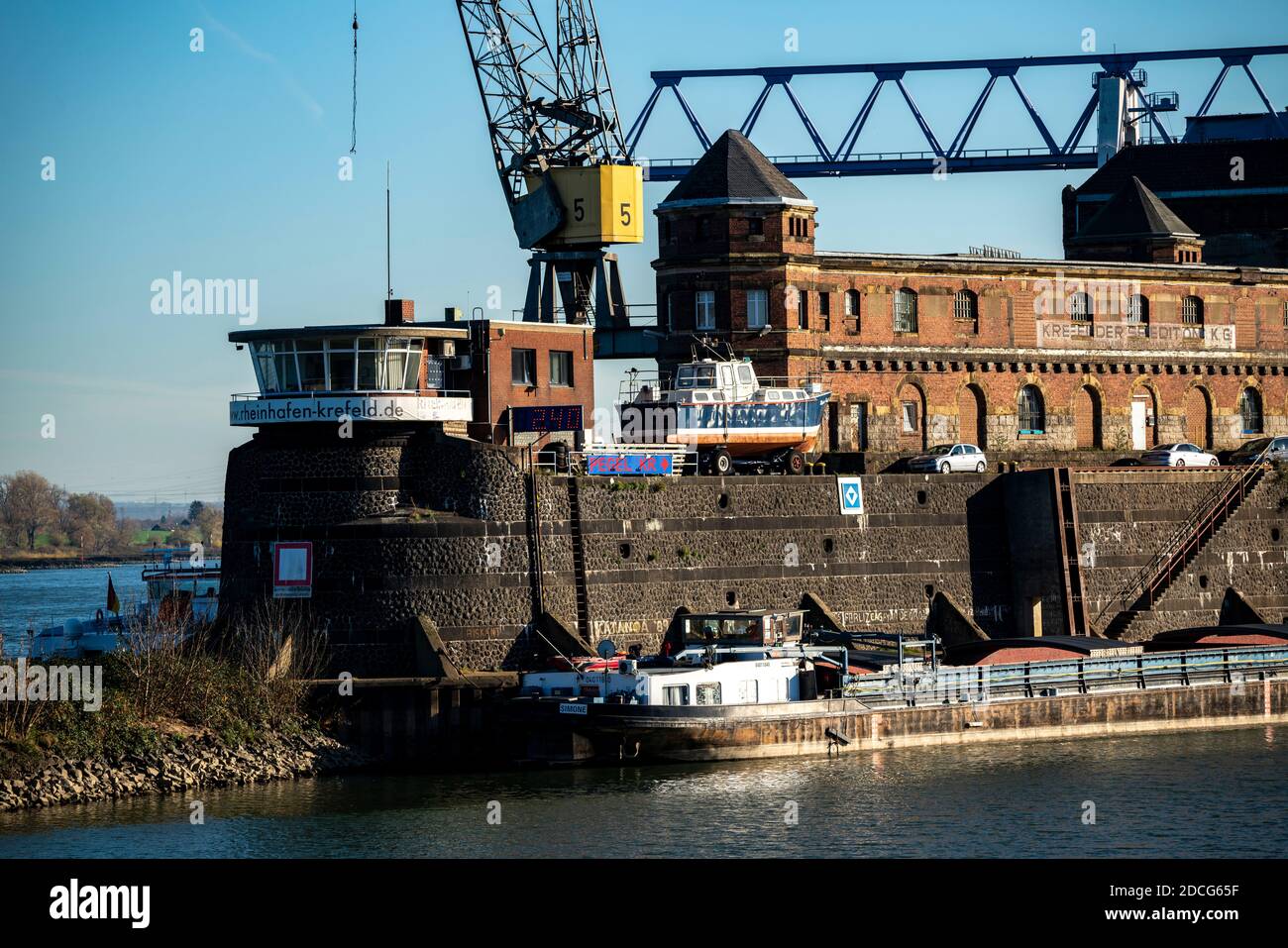 Old harbour buildings hi-res stock photography and images - Alamy