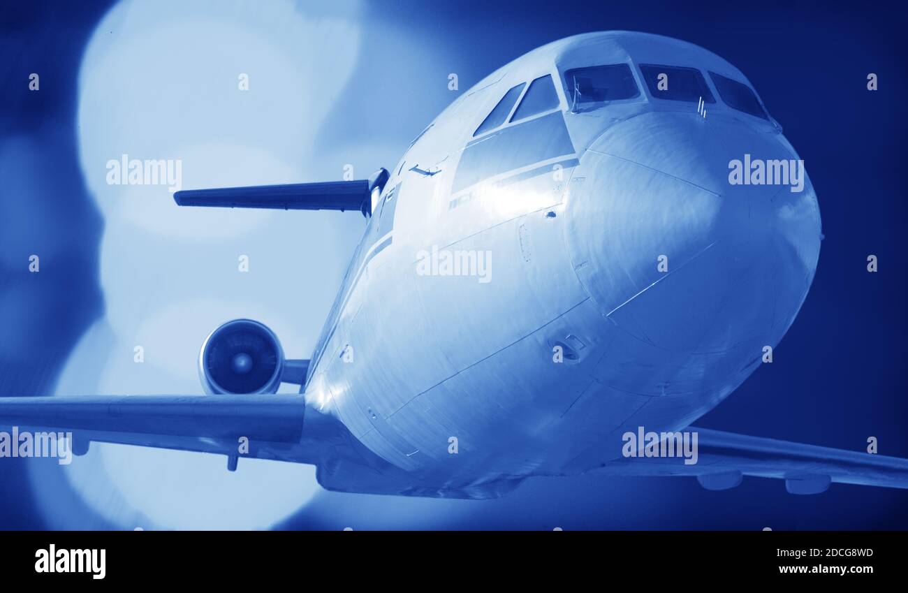 Plane at night hi-res stock photography and images - Alamy