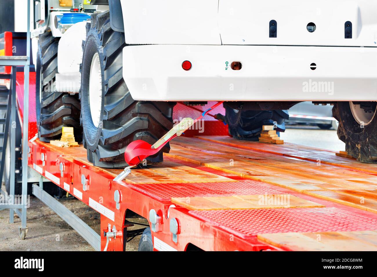 Securing heavy loads with a lashing strap on the transport platform ... Securing heavy loads with a lashing strap on the transport platform ...