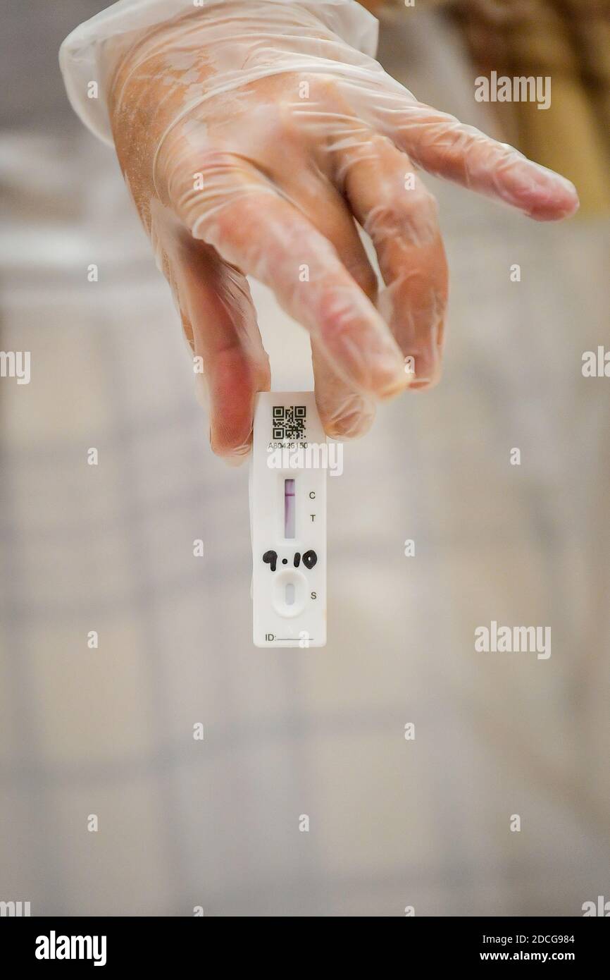 Lateral flow immunoassay hi-res stock photography and images - Alamy