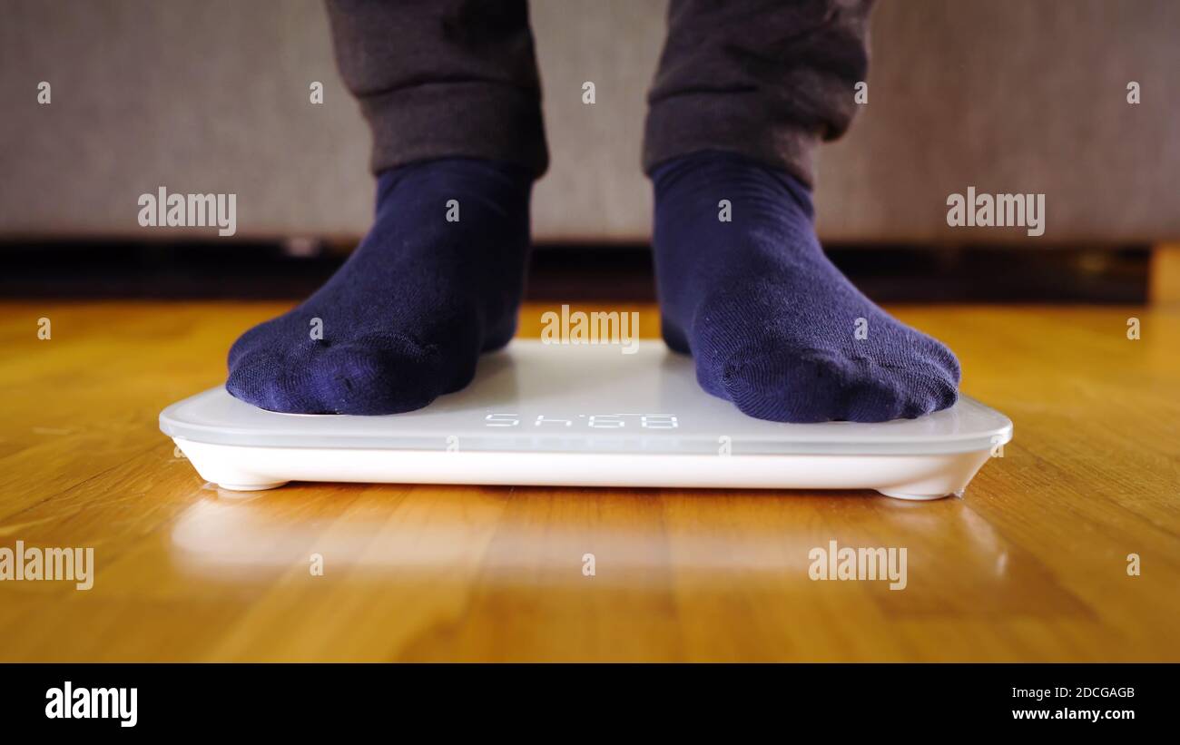 Fat man on scale hi-res stock photography and images - Alamy