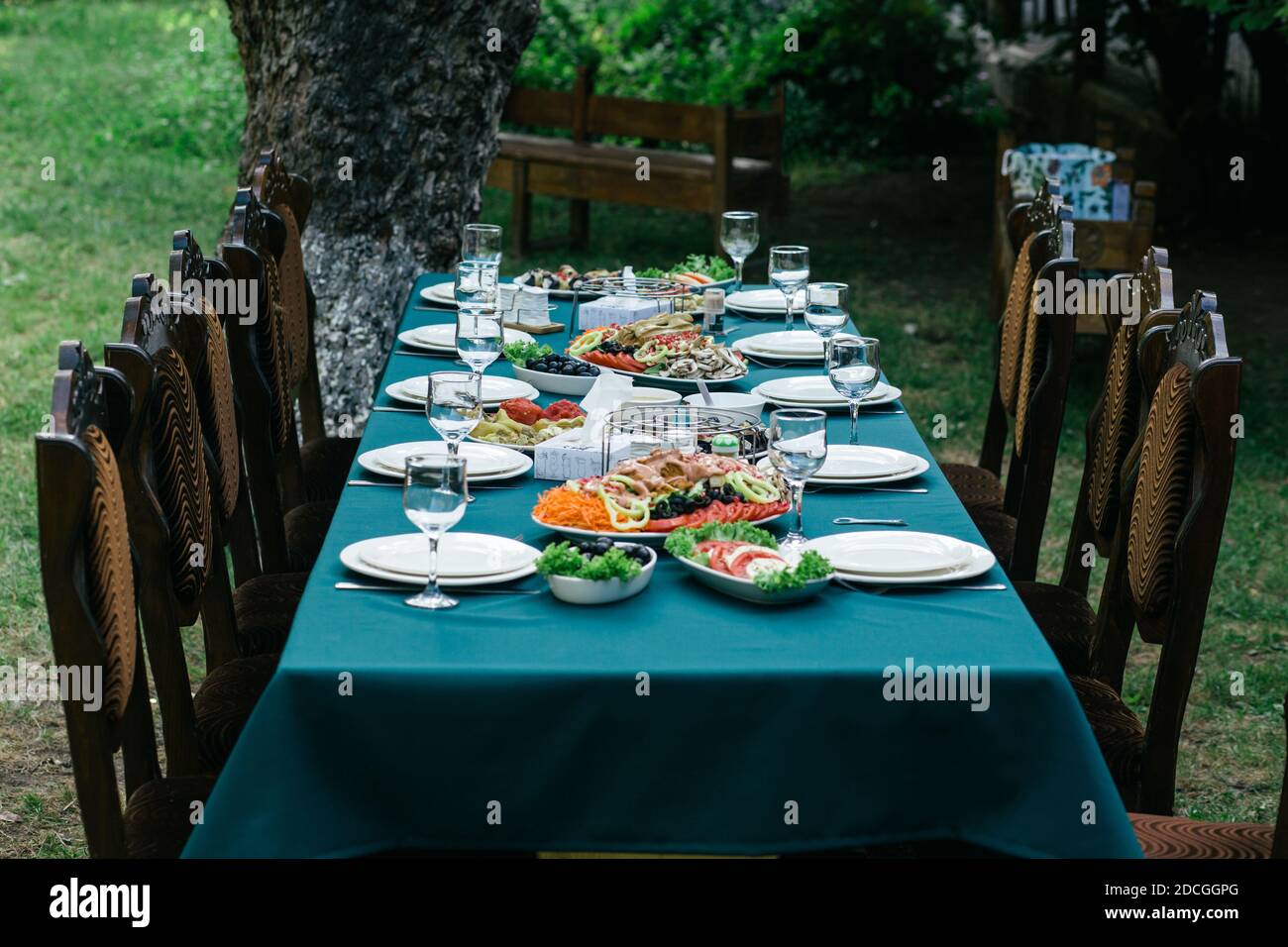 Family eating outdoor tomato hi-res stock photography and images - Alamy