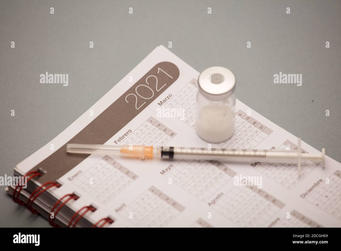 calendar 2021 with syringe and vaccine canister, gray background Stock ...
